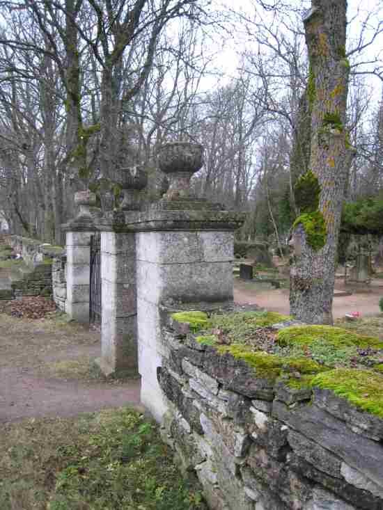 Kudjape cemetery border wall with – MKA (Muinsuskaitseamet) - Ajapaik
