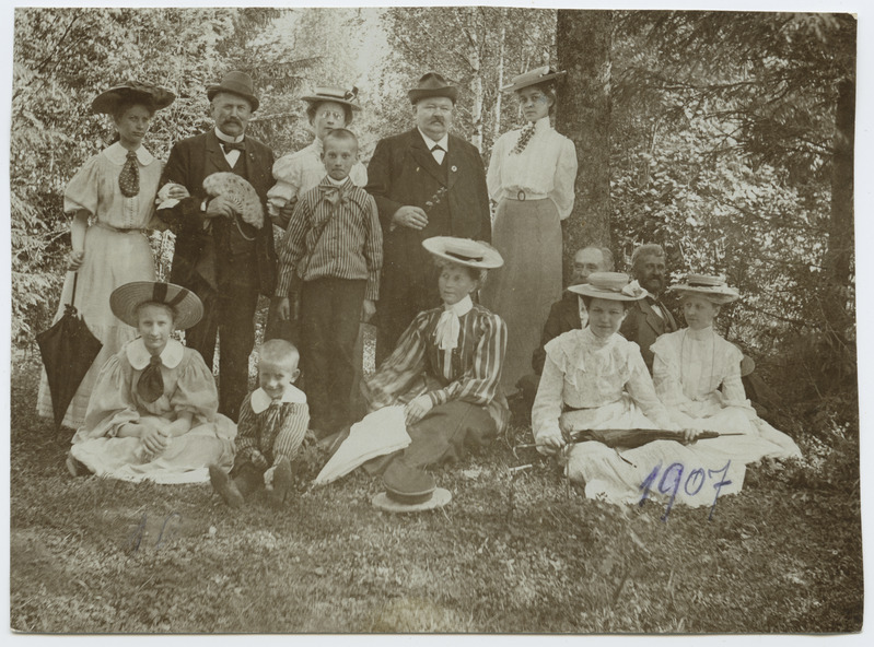 Perekond Sakaria koos sugulastega väljasõidul - Ajapaik