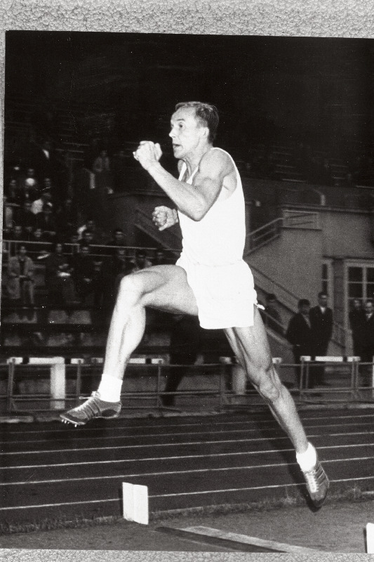 Kergejõustiklane Tõnu Lepik kaugust hüppamas. – Gunnar Vaidla - Ajapaik