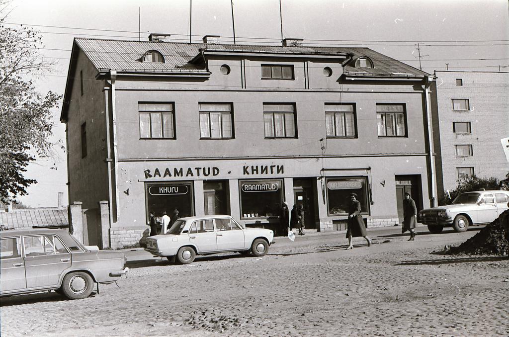 Rakvere. Raamatukaupluse hoone Turu platsi – Enno Kapstas - Ajapaik