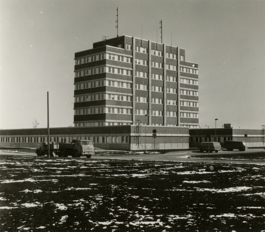 Muuga sadama adminsitratiivhoone, ees vasakul - Ajapaik