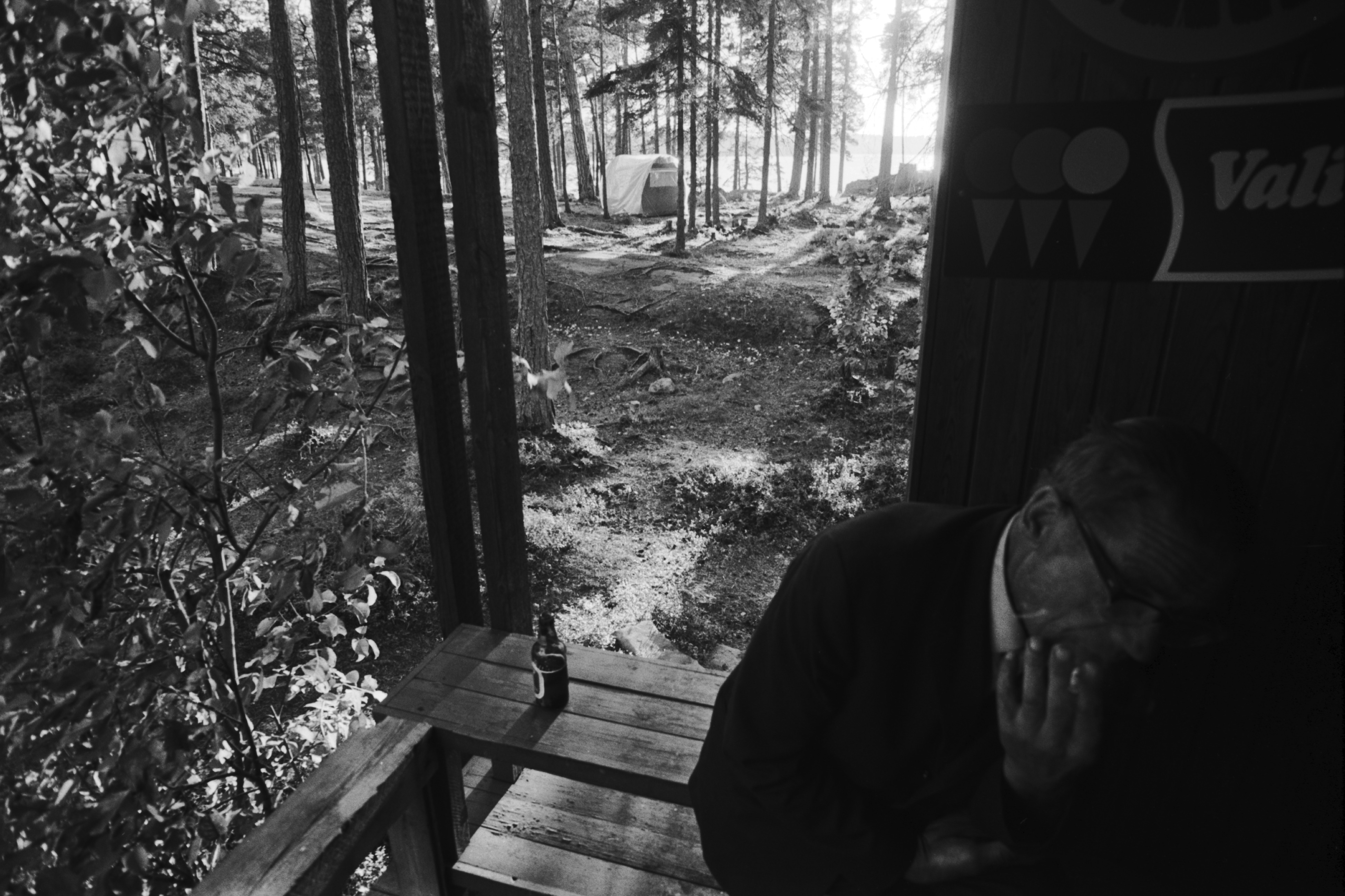 Nuottaniemi. Mies oluella ja tupakalla – Rista Simo SER, valokuvaaja ...