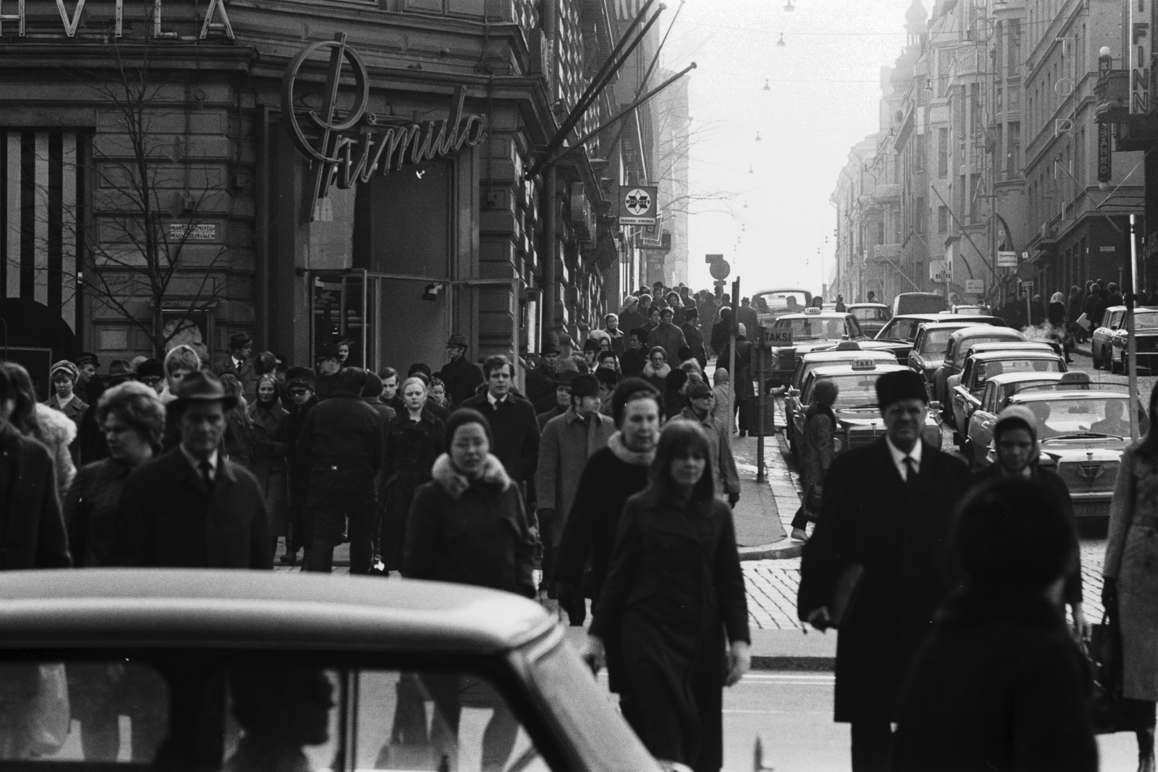 Kluuvi, Kamppi, Kalevankatu. Jalankulkijoita ruuhk – Rista Eeva SER ... Kluuvi, Kamppi, Kalevankatu. Jalankulkijoita ruuhk – Rista Eeva SER ...