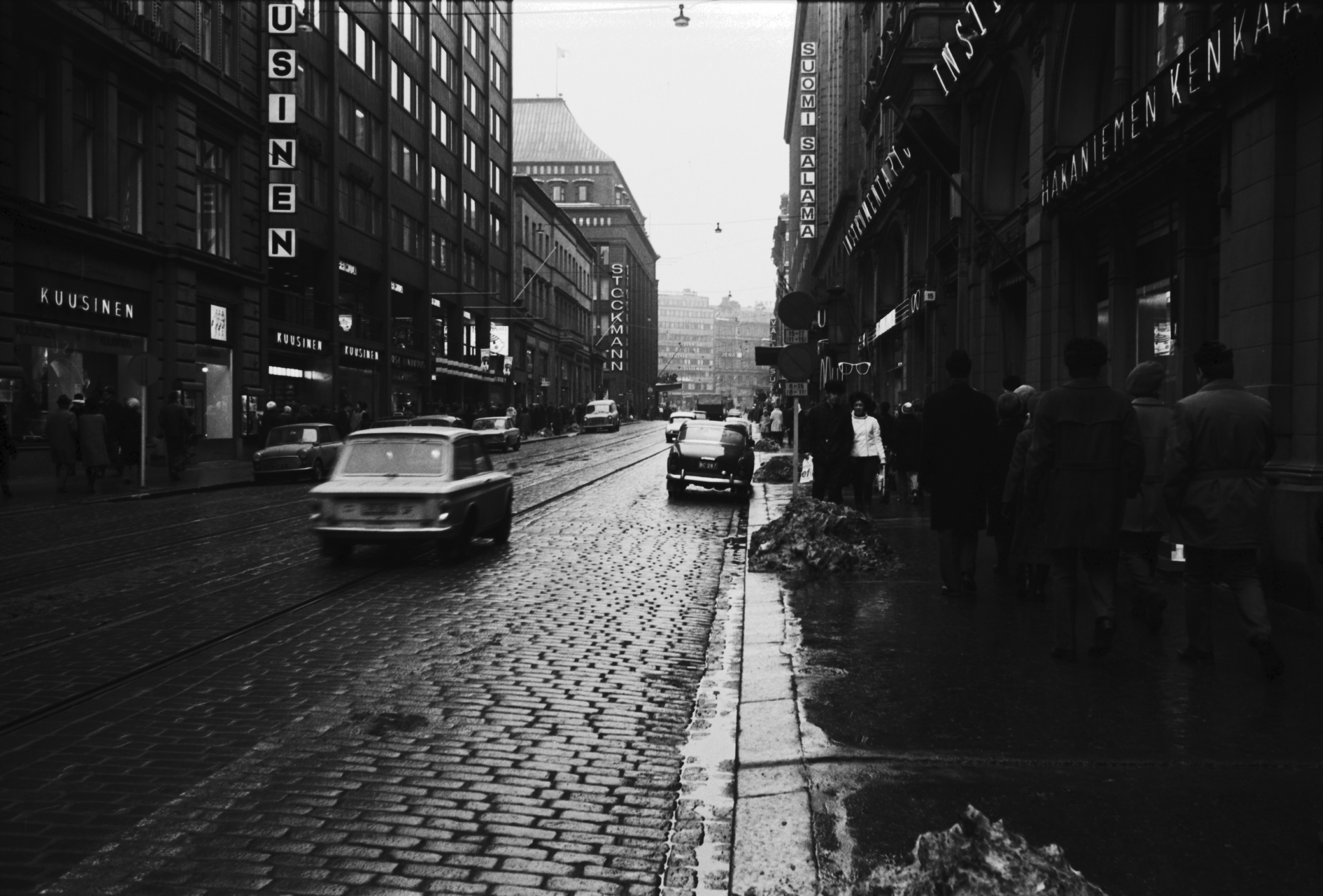 Kluuvi, Aleksanterinkatu. Jalankulkijoita ja ajone – Rista Eeva SER ...