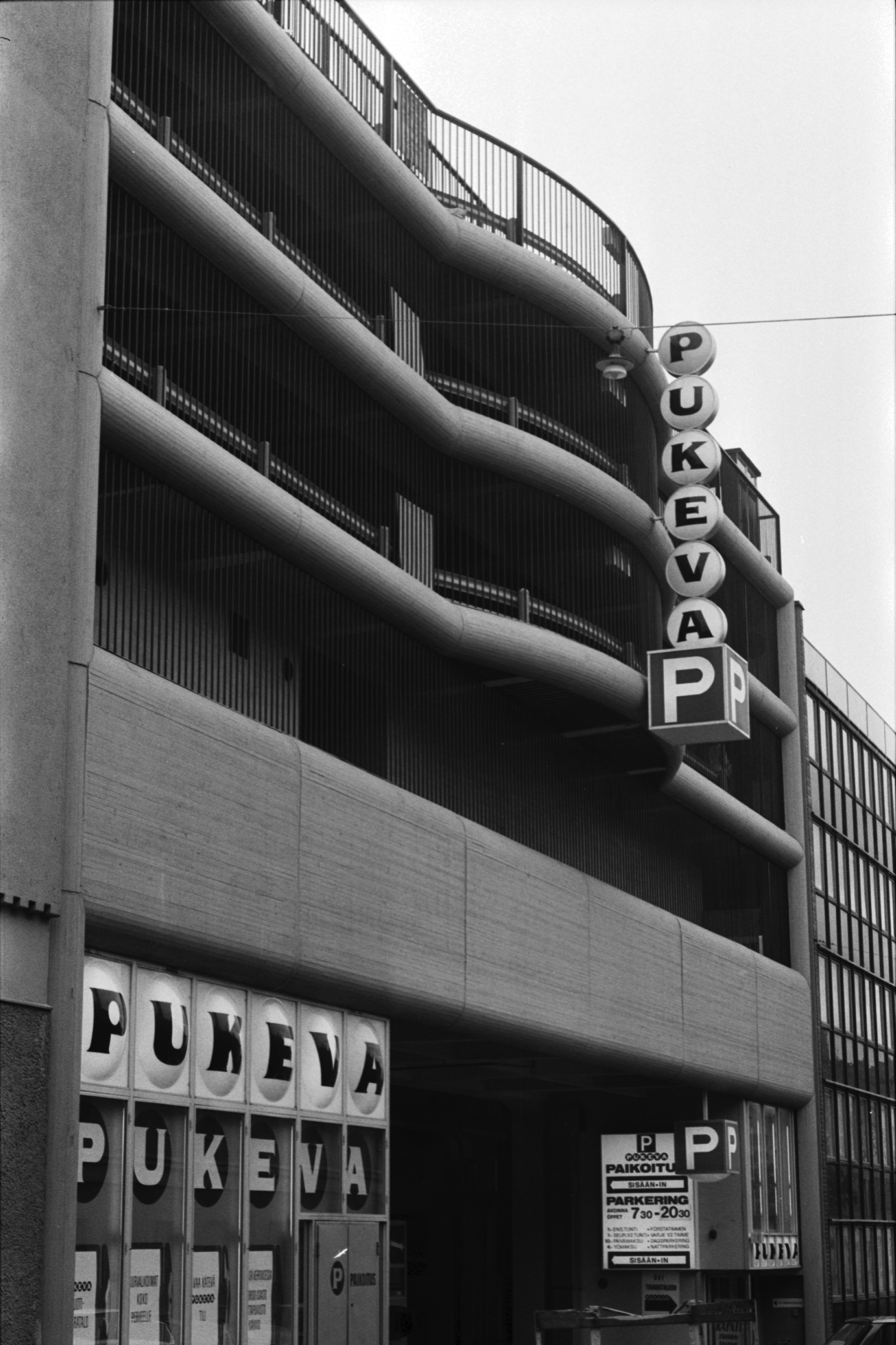 Fabianinkatu 30. Pukevan pysäköintitalon julkisivu – Rista Simo SER ...