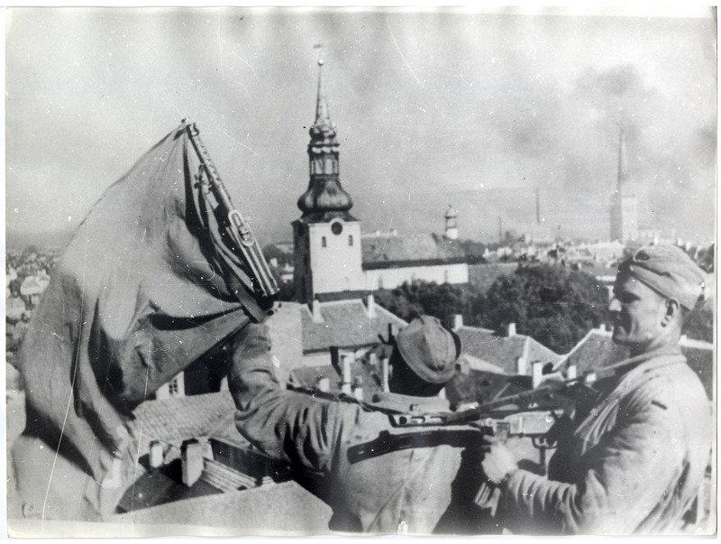 Soviet army fighters with flag – Sutšatov, S. - Ajapaik