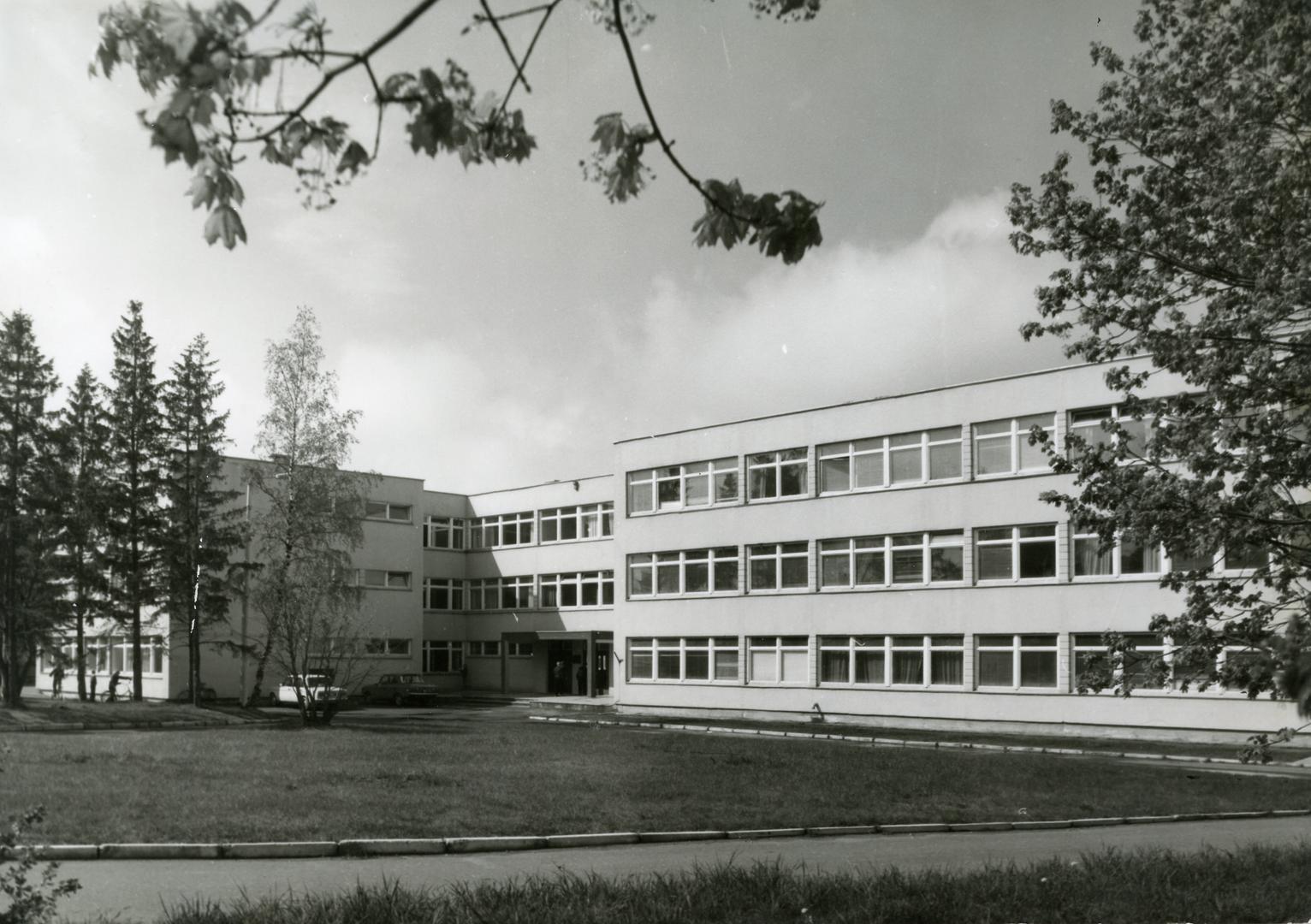 Leisi Secondary School building – Kalle, Tõnu, Nõukogude Õpetaja - Ajapaik