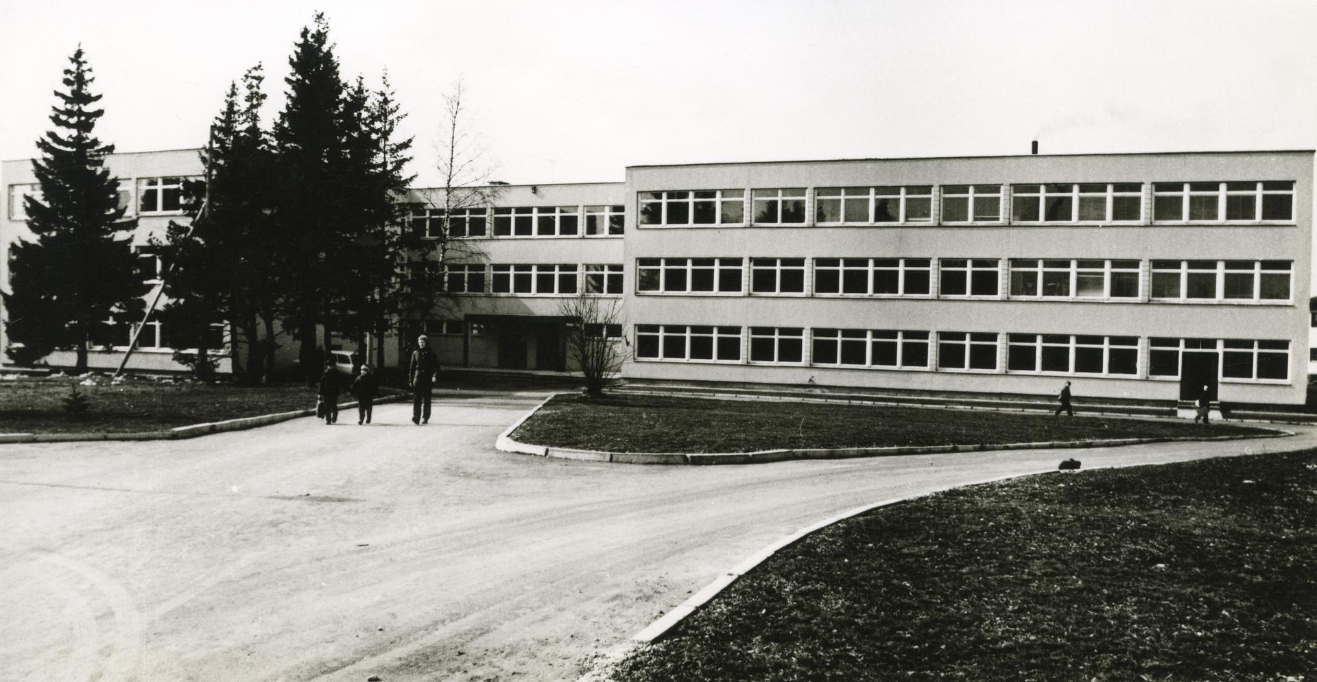 Leisi Secondary School building – Kalle, Tõnu, Nõukogude Õpetaja - Ajapaik