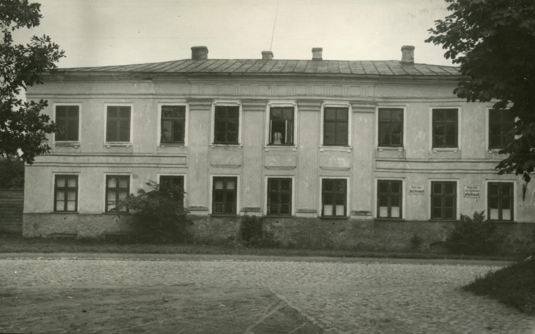 Primary school building with Russian - Ajapaik
