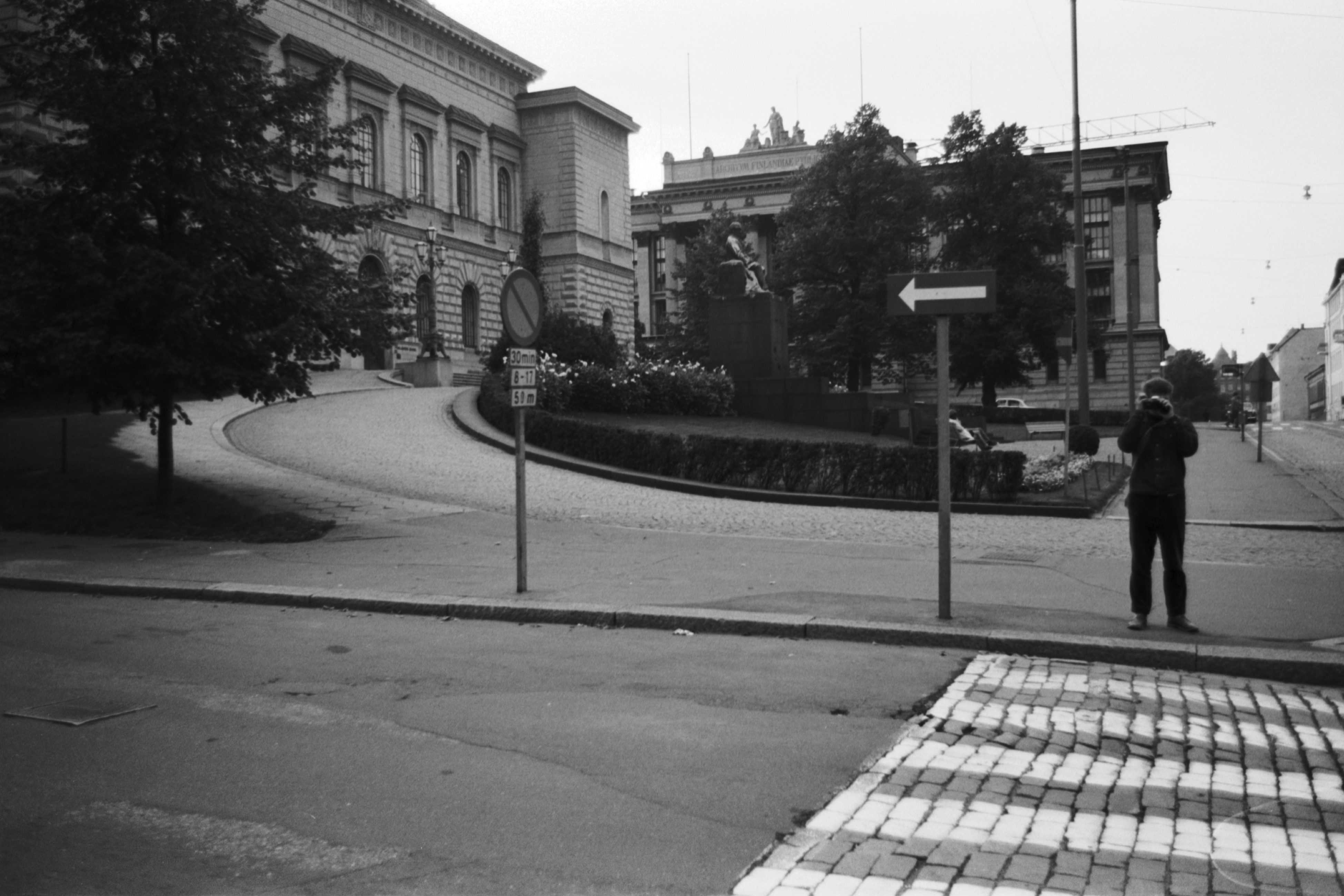 Kirkkokatu. Snellmaninaukio. Valokuvaaja Simo Rist – Rista Eeva SER ...