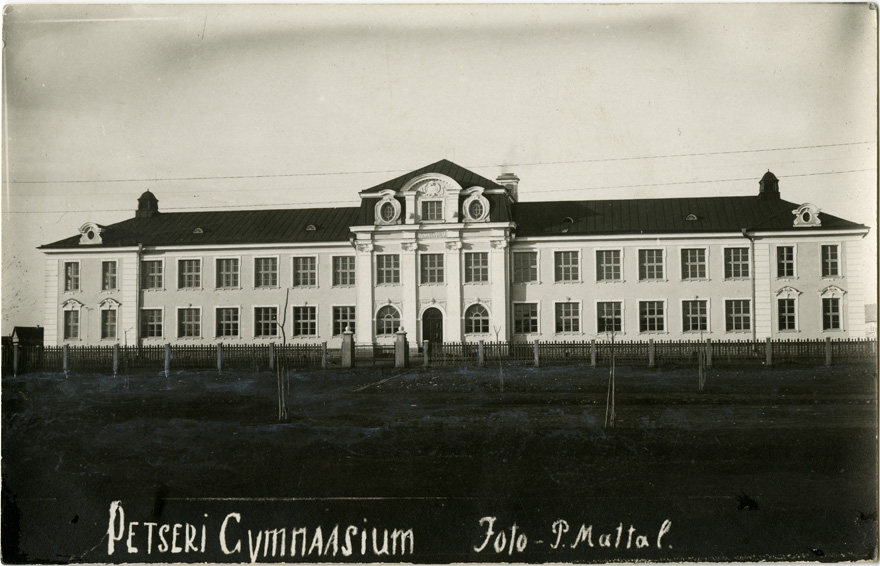 Petseri gümnaasiumi hoone, vaade hoonele. - Ajapaik