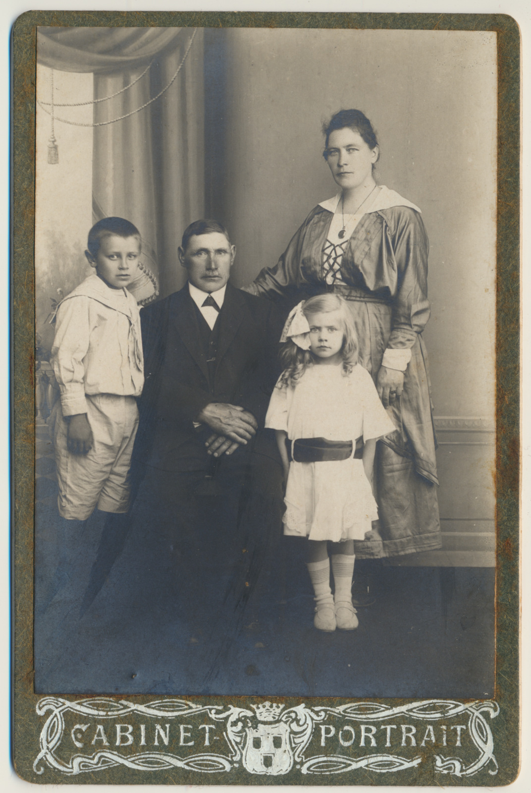 foto, Perekond Suits 1910.a. algul - Ajapaik