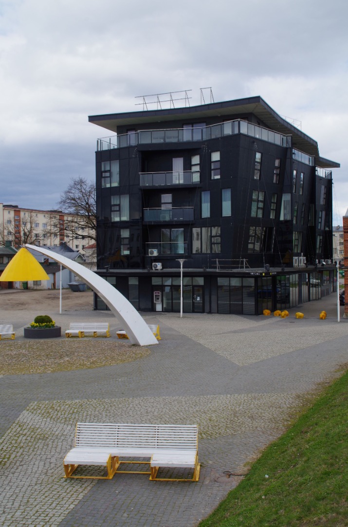 Korterelamu Rakvere keskväljakul, vaade hoonele. - Ajapaik