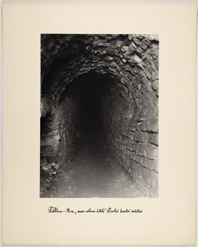 Tallinn, käik Rootsi kantsi müüris – J.&P.Parikas - Ajapaik