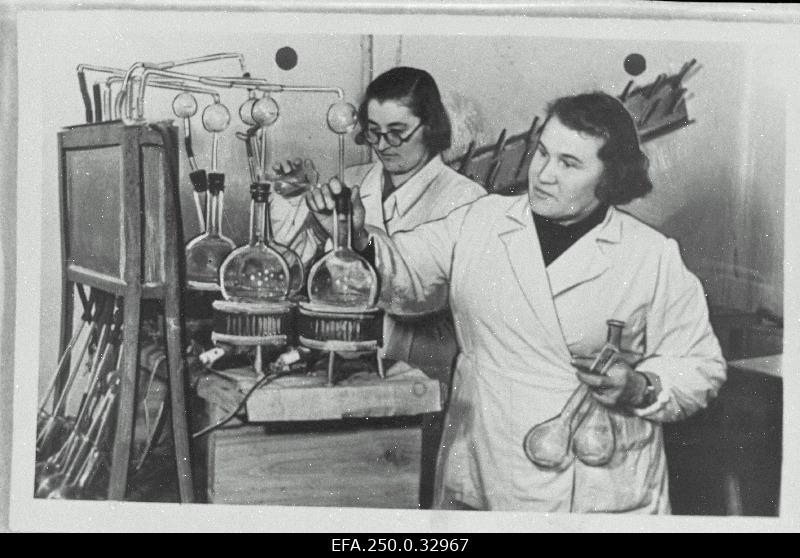 Lidia Eichenbaum (best) and laboratory – Pruuli, A. - Ajapaik
