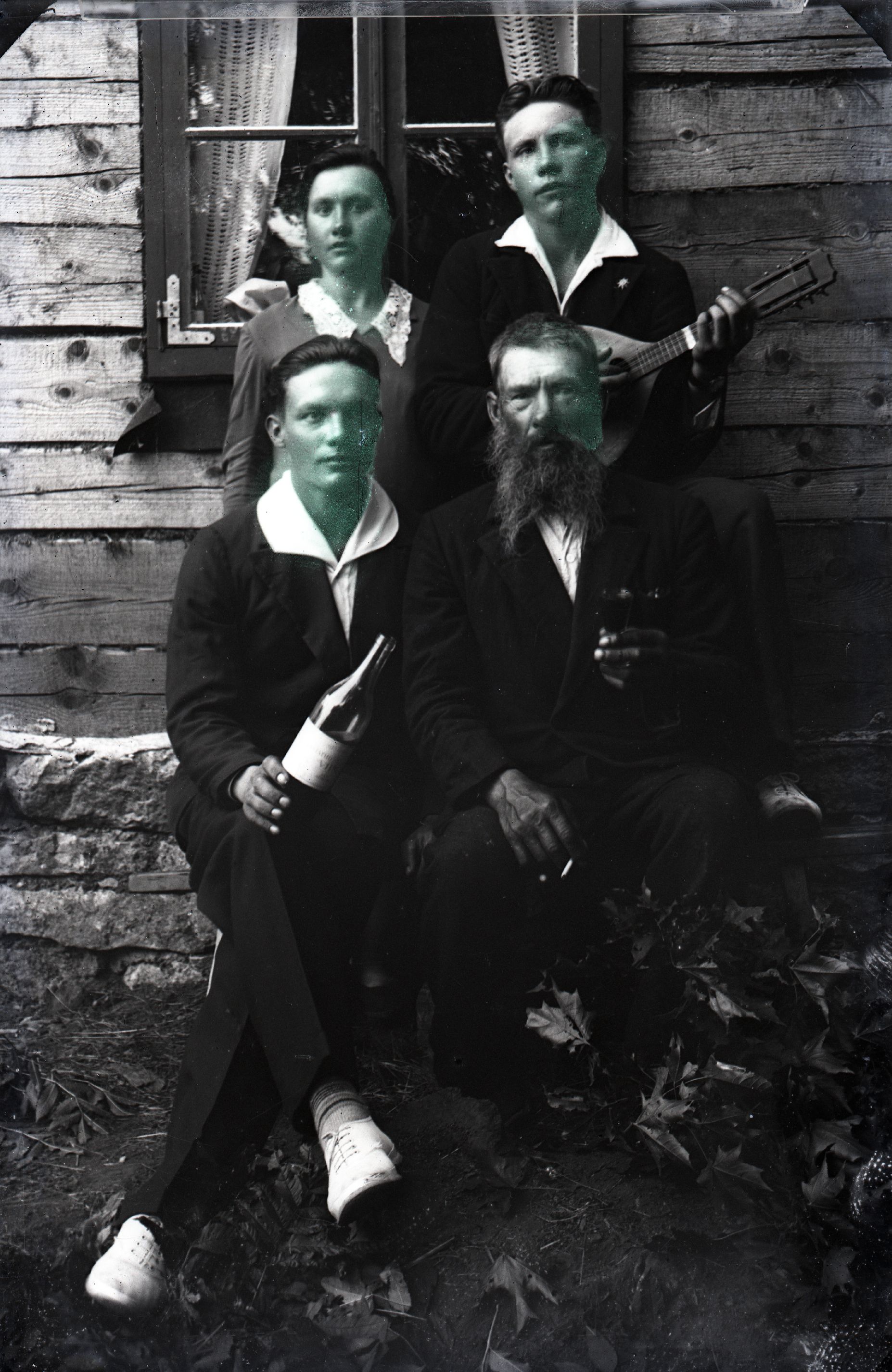 Saaremaa, lõbus seltskond talumaja ees – Feodor Luts - Ajapaik