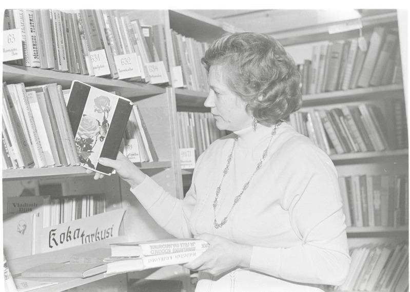 Uhtna raamatukogu juhataja Helle Pikkoja – Enno Kapstas - Ajapaik