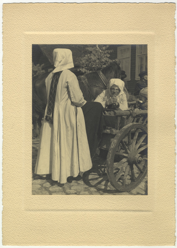 Kaks rahvariietes naist hobuvankri juures – Carl Sarap - Ajapaik