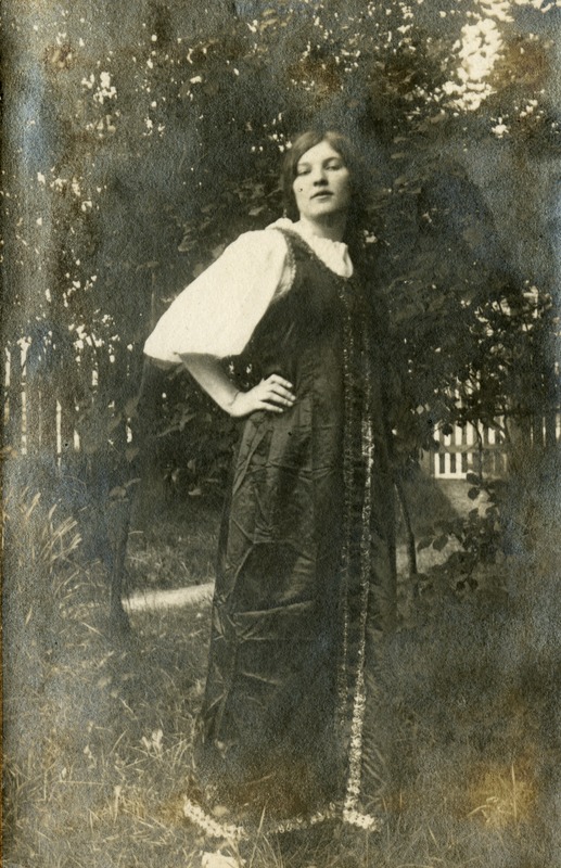 Lydia Mei aias seismas - Ajapaik