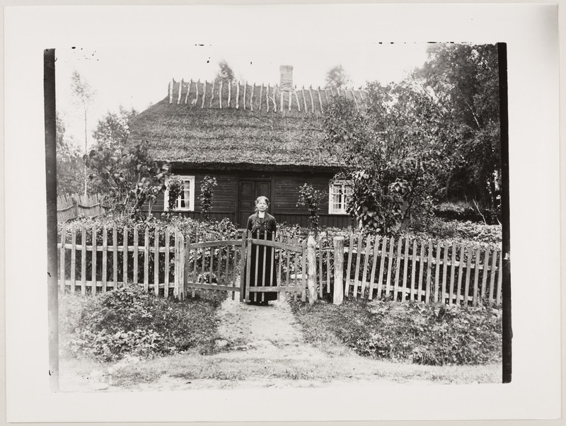 Noor naine seismas värava juures – K. Täht - Ajapaik