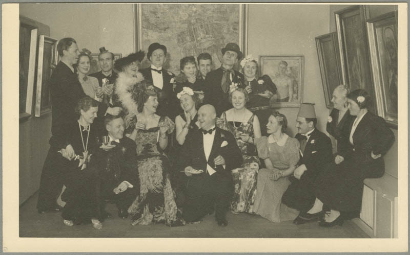 Seltskond Adamson-Ericu personaalnäituse avamisel - Ajapaik