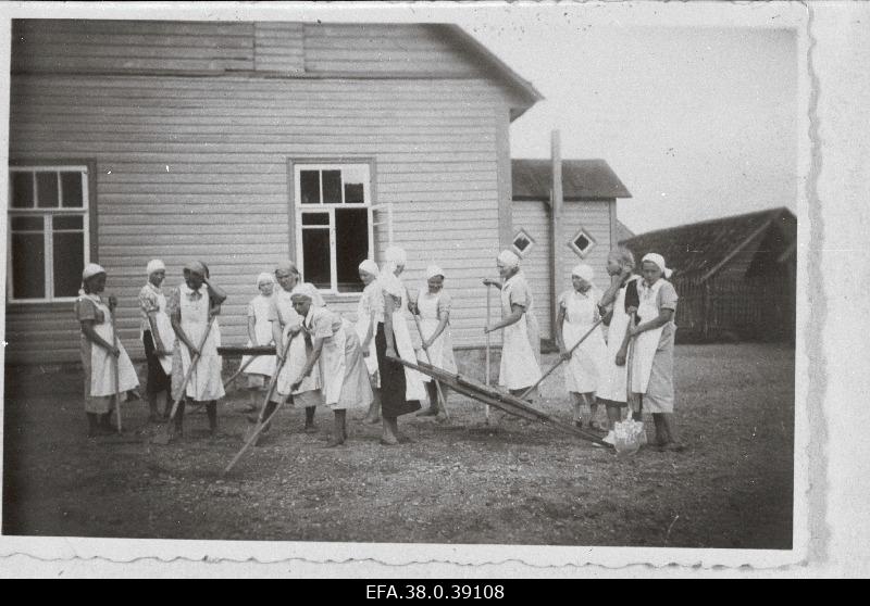 Petseri Kodutööstuskooli õpilased kooliümbrust kau - Ajapaik