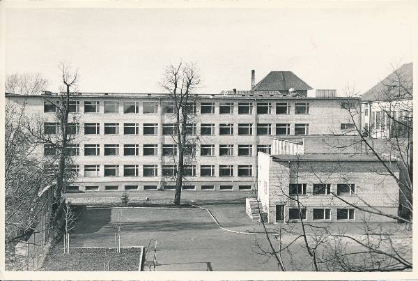 Tartu linnavaade. Tartu X keskkool, - Ajapaik