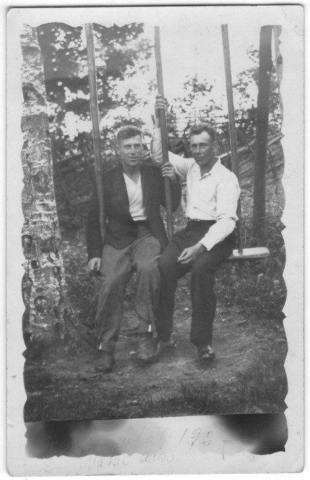 Kaks meest kiigel - Ajapaik