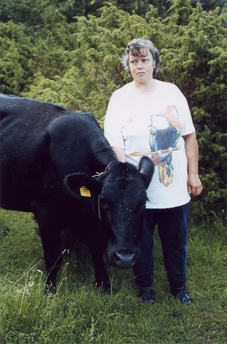 Milvi Jõeleht oma lehmaga - Ajapaik