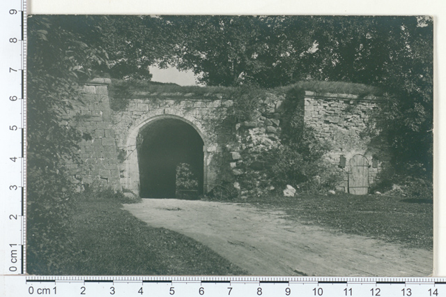 Castle gate from inside 1909 – Arro, Aleksander - Ajapaik