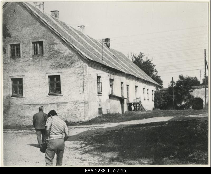 Kaks meest jalutamas Kolga mõisa - Ajapaik