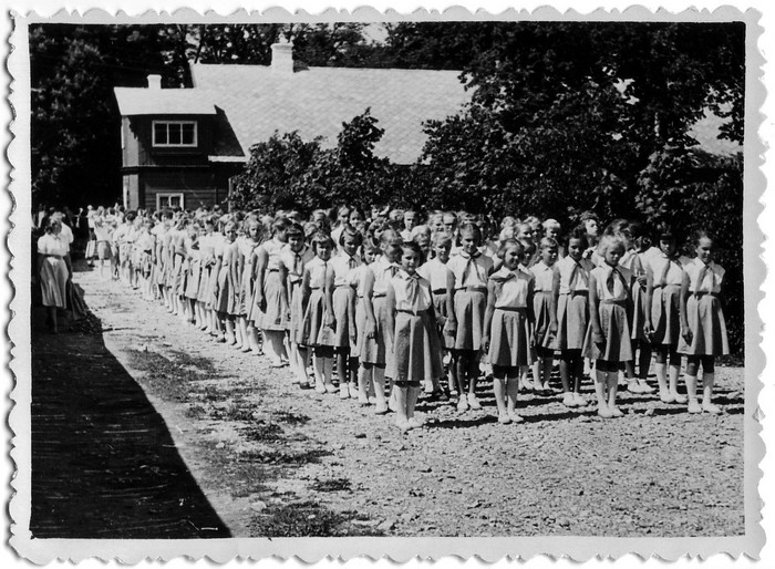 Kaelarättides koolitüdrukud (Jausa koolist) laulup - Ajapaik
