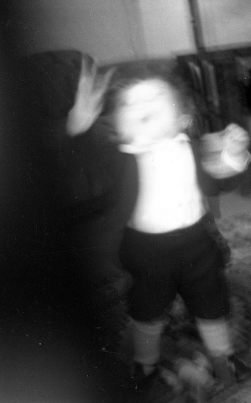 Väike laps vaibal seismas, udune – Elmar Kald - Ajapaik