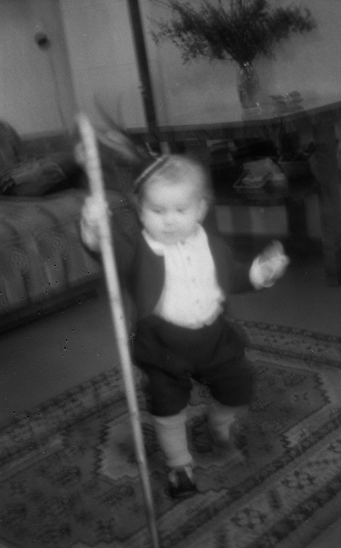 Väike laps vaibal pulgaga seismas, – Elmar Kald - Ajapaik