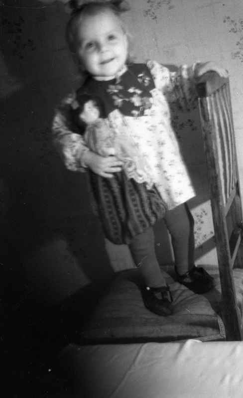 Väike laps toolil seismas – Elmar Kald - Ajapaik