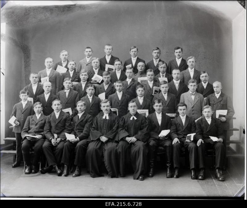 Viljandi Maakoguduse leerilapsed. Teises reas – Riet, Jaan. - Ajapaik