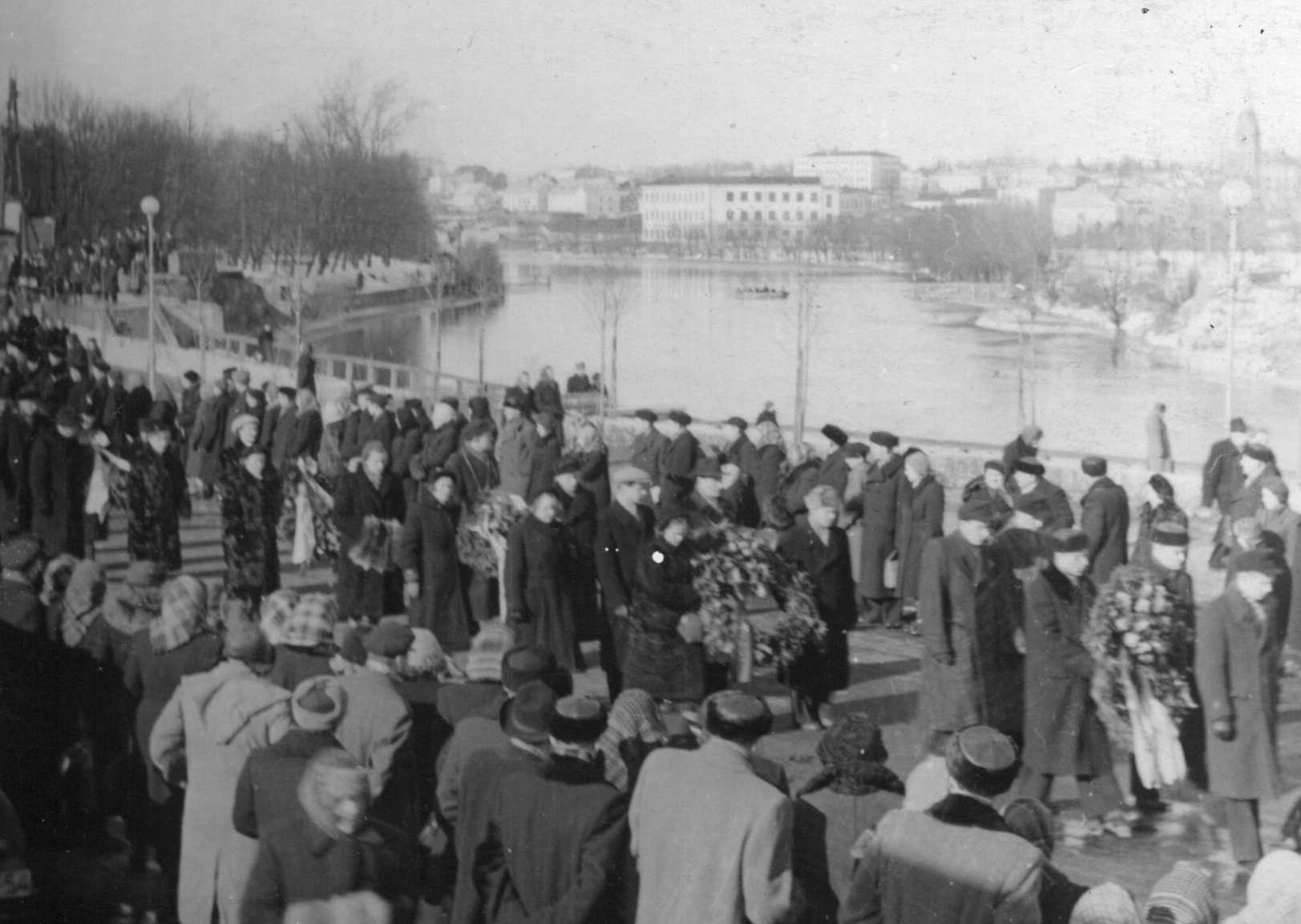 Anna Haava matus. Emajõe paremkallas - Ajapaik