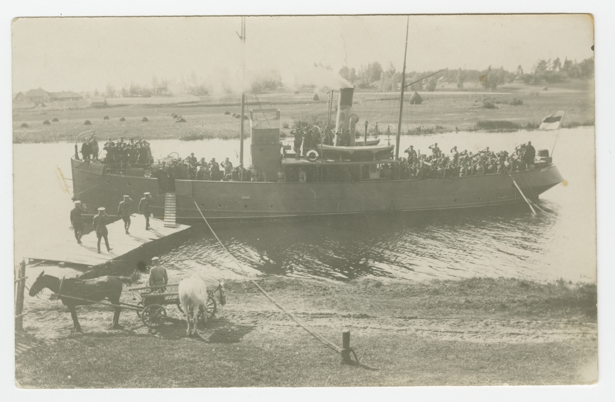Vaade Emajõele. Kalda ääres laev - Ajapaik