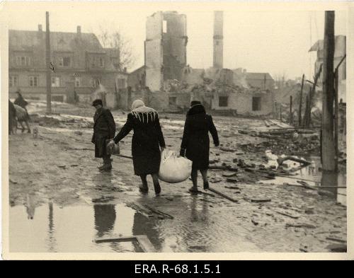 People on the crushed city – Kalamees, Edgar - Ajapaik