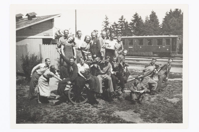 Seltskond Lätimaal raudteejaamas – Teadmata fotograaf - Ajapaik