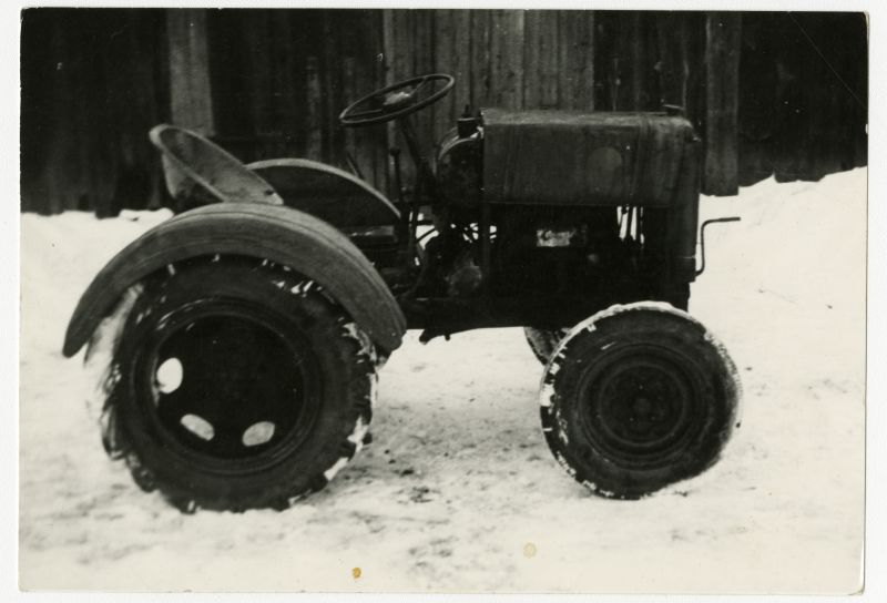 Omavalmistatud traktor (külgvaade) - Ajapaik