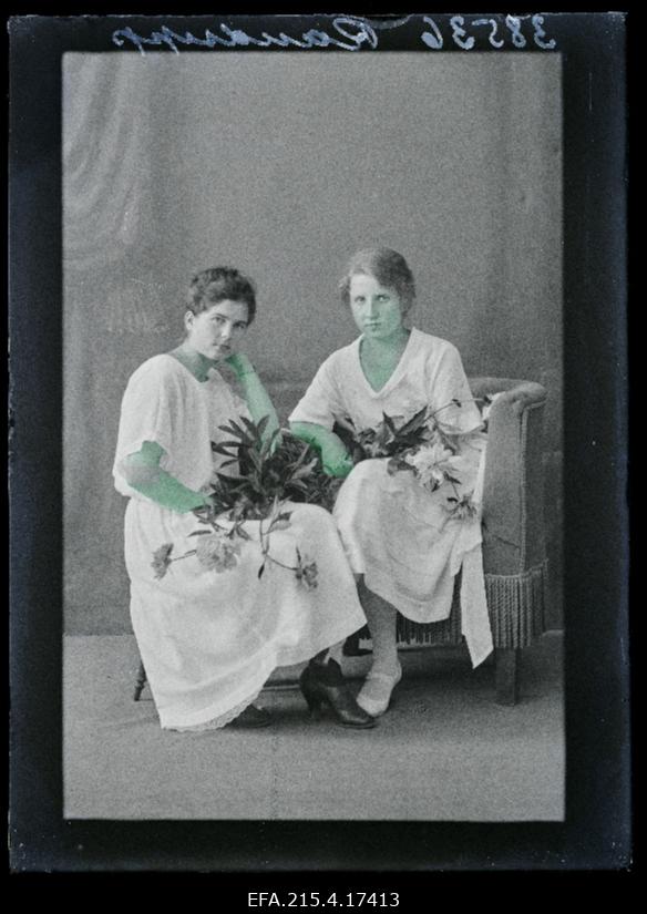 Kaks naist lilledega, (foto tellija – Jaan Riet - Ajapaik