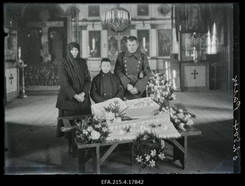 Leinajad lapse kirstu juures, (foto – Jaan Riet - Ajapaik