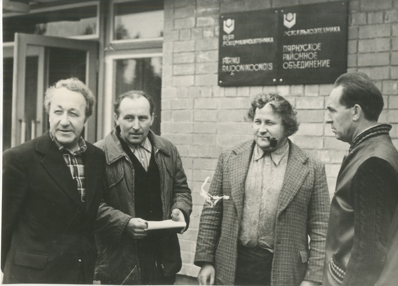 Foto. Grupp mehi seismas Eesti - Ajapaik