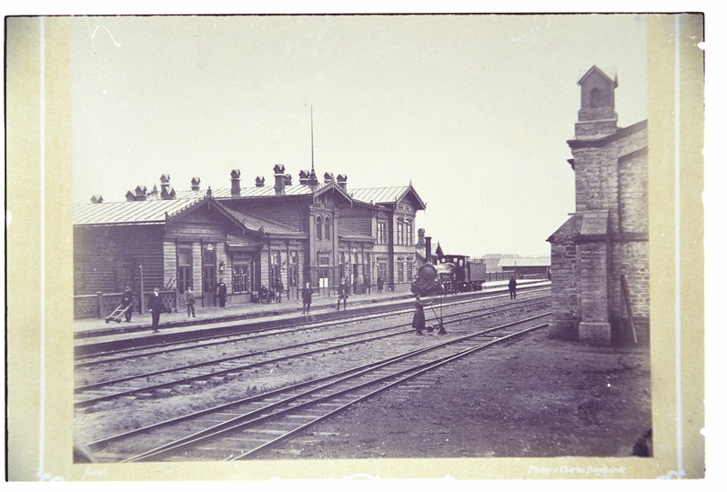 Narva raudteejaam, jaama ees seisab – Jaan Künnap - Ajapaik