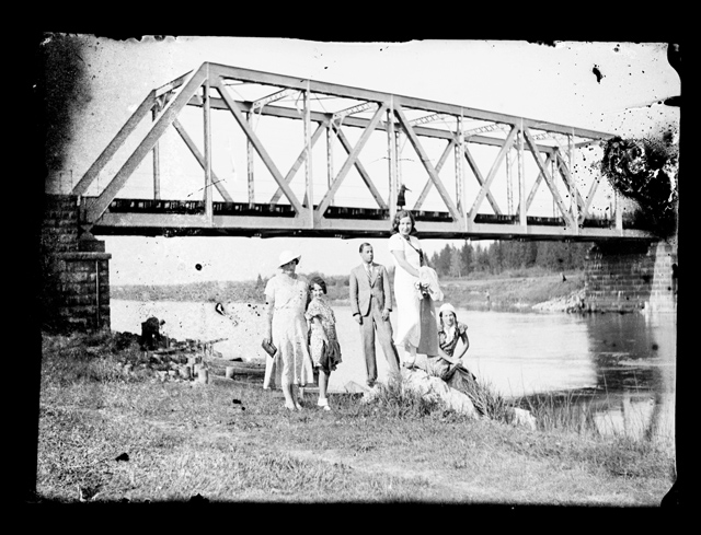 Seltskond Emajõe ääres, taamal Jänese – Teadmatafotograaf - Ajapaik