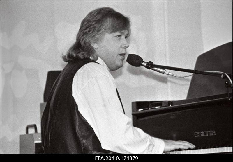 Laulja Tõnis Mägi. – Peeter Langovits - Ajapaik