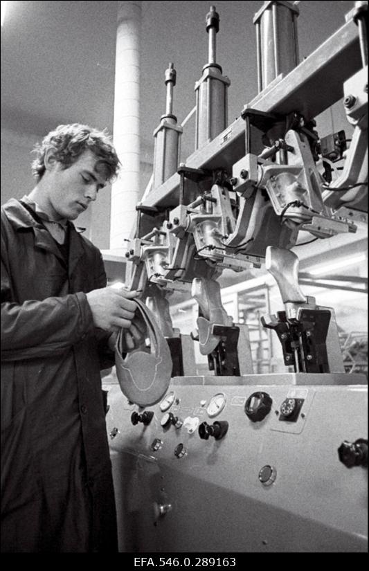 Tallinna Naha- ja Jalatsitootmiskoondis "Kommunaar – Harald Leppikson ...