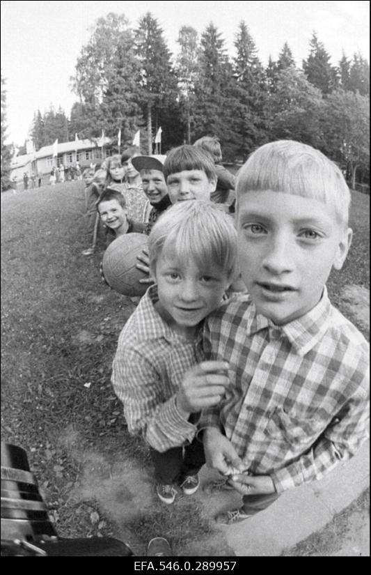 Valgevene lapsed Valgemetsa pioneerilaagris. Ukrai – Harald Leppikson ...