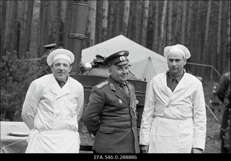 [Sõjaveteranide kokkutulek?] Väliköögi kokad posee – Harald Leppikson ...